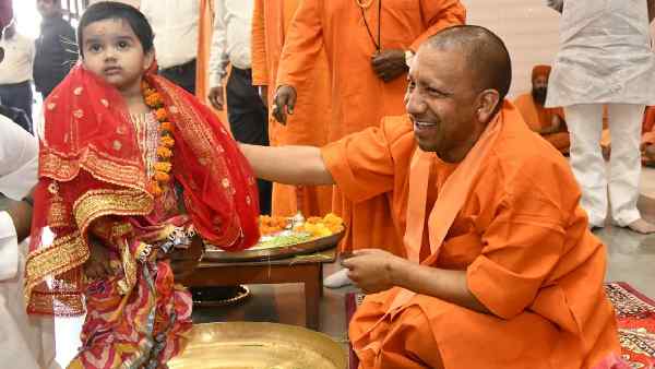 Chaitra Navratri 2023: CM Yogi Adityanath ने कन्याओं का पांव पखार लिया ...