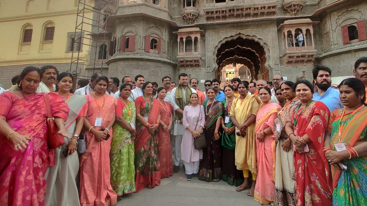 Indore news: हैदराबाद से निकली भारत दर्शन यात्रा की इंदौर में एंट्री ...