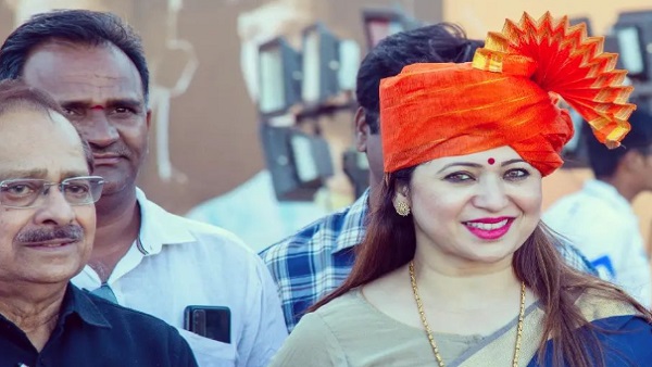 कौन है एक्ट्रेस दीपाली सैयद, जिसपर उनके Ex-PA ने दाऊद इब्राहिम से संबंध ...