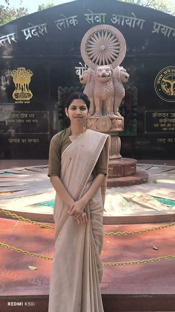 UPPCS 2022: कौन है टॉपर Divya Sikarwar? जानिए आगरा से यूपीपीसीएस Topper ...