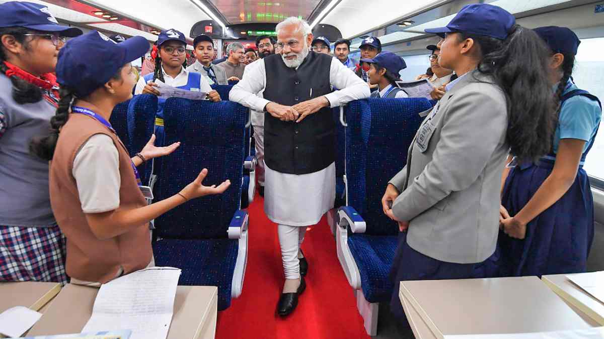 PM Modi के साथ देश 11वीं वंदे भारत एक्सप्रेस में स्कूली छात्रों का सफर ...