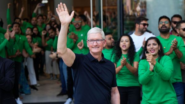 रिलायंस के मॉल में Apple स्टोर खुलने से पहले CEO Tim Cook अंबानी से ...