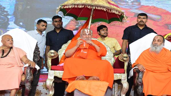 Rambhadracharya: जातिवाद की जड़ आरक्षण! जबलपुर में स्वामी रामभद्राचार्य ...