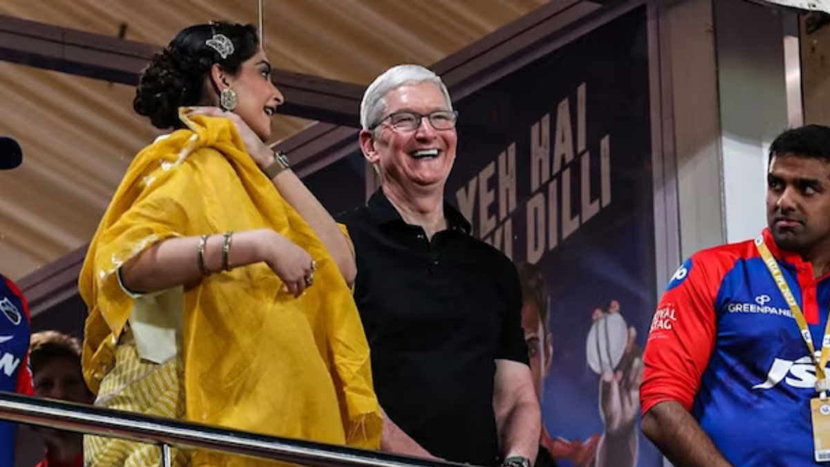 'भाई प्लीज एक आईफोन भेज दो', IPL देखने पहुंचे टिम कुक, सोशल मीडिया पर ...
