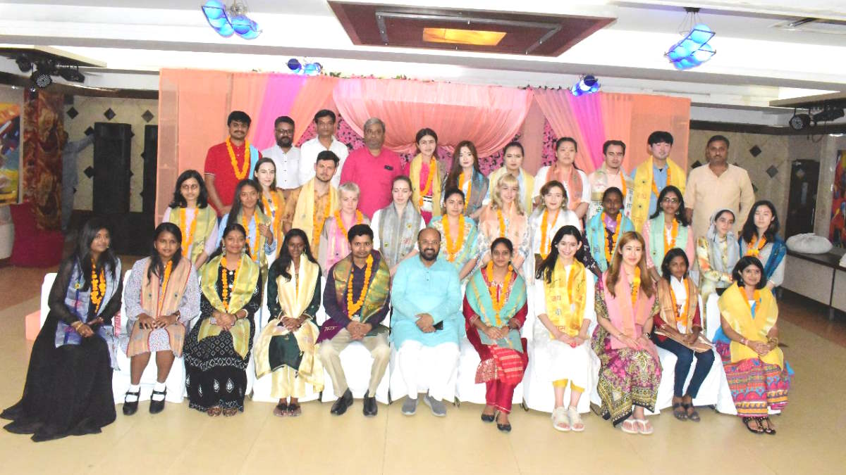 विदेशी छात्र देसी अंदाज: Agra पहुंचे 13 देशों के 31 छात्रों ने जब गाए ...