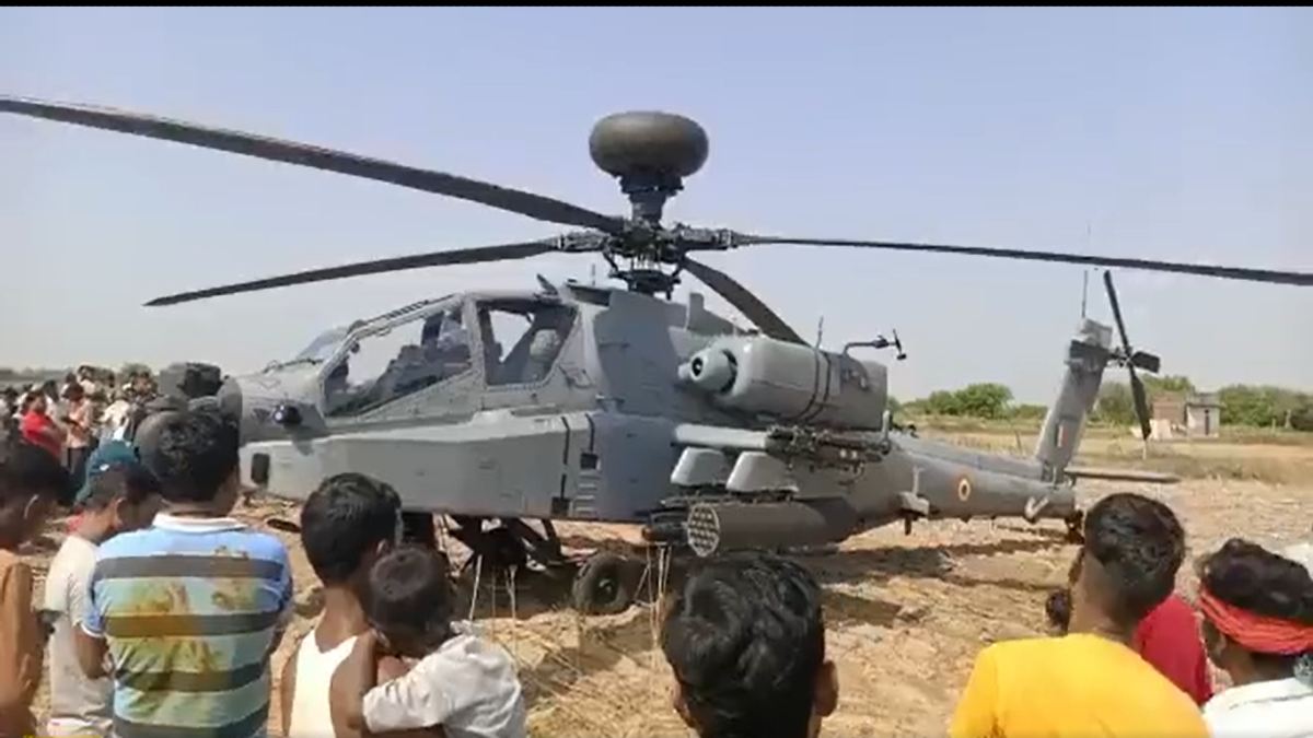 Madhya Pradesh: भिंड में लड़ाकू हेलीकॉप्टर 'अपाचे' की इमरजेंसी लैंडिंग ...