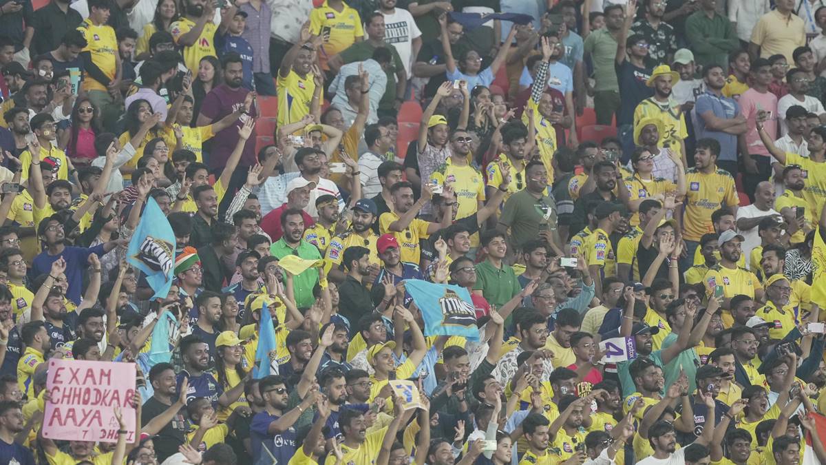 GT vs CSK: बारिश में भी कम नहीं हुआ धोनी के फैंस का जोश, सीएसके-सीएसके ...