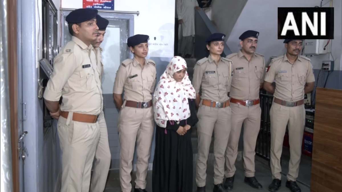 Surat Police ने प्रोफेसर सुसाइड केस में महिला को गिरफ्तार किया, पाक ...