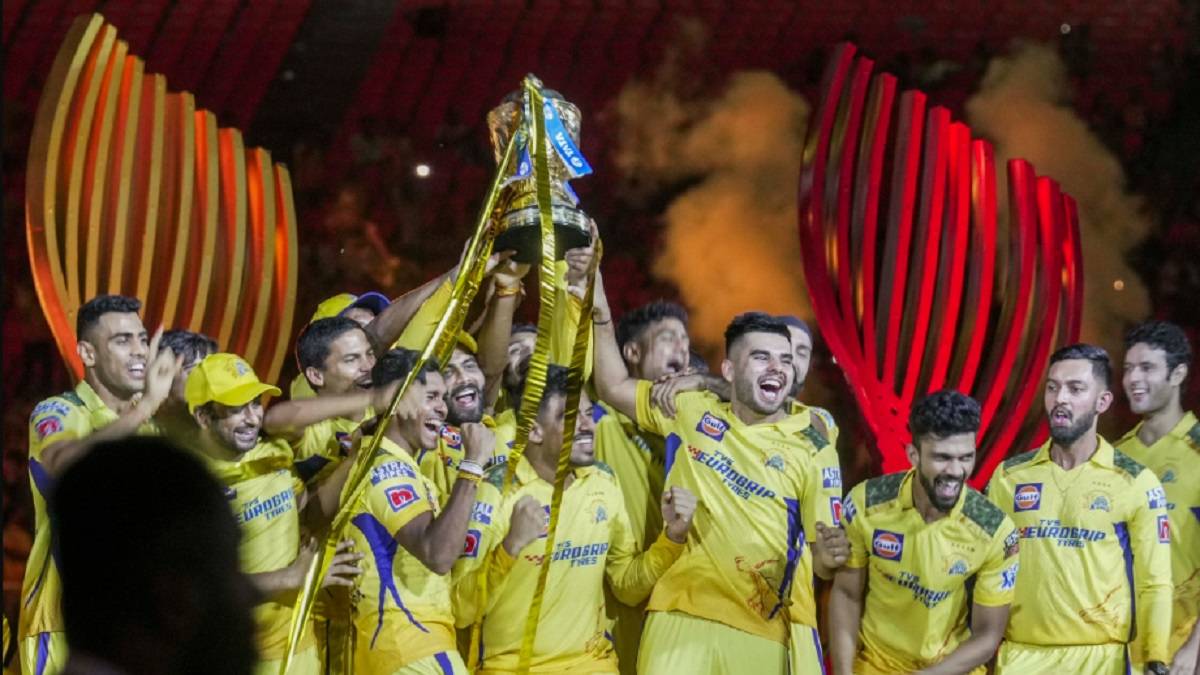 IPL Final: धोनी ने आईपीएल ट्रॉफी जडेजा-रायडू को थमाई, सोशल मीडिया पर ...