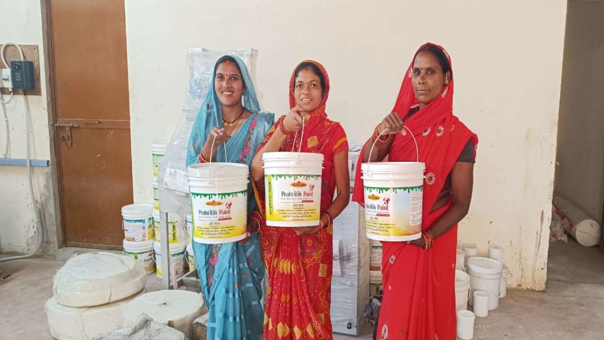 Mahasamund: गोठान में निर्मित गोबर पेंट से शुरू हुई सरकारी भवनों की ...