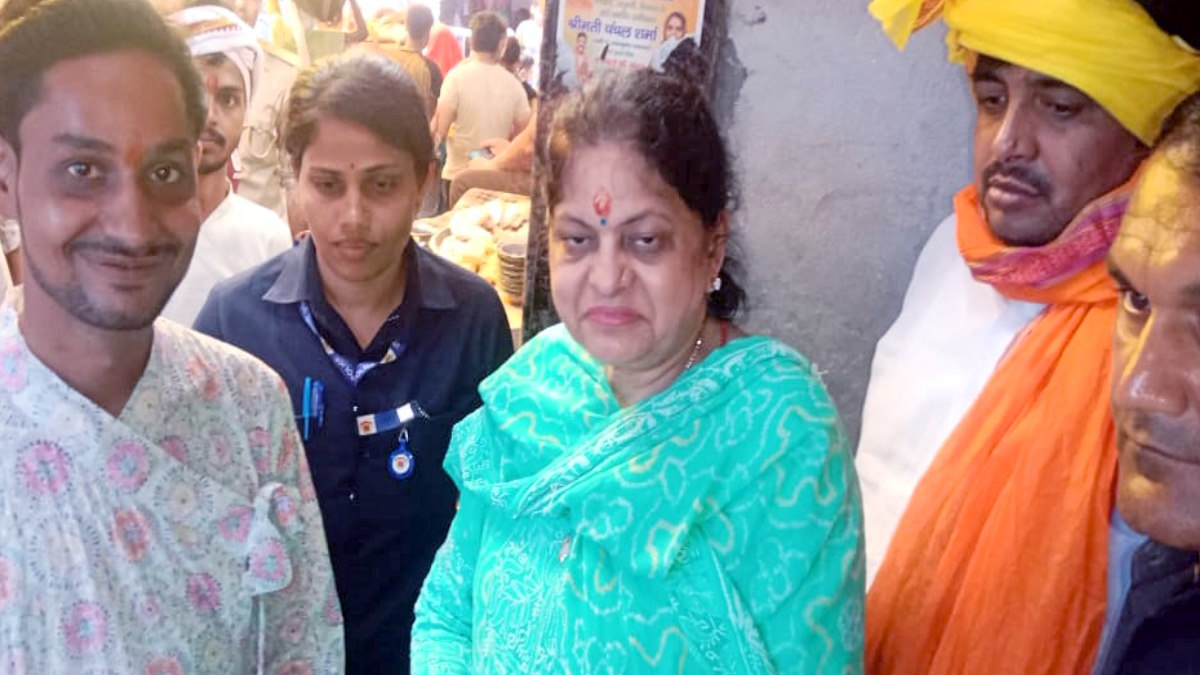 Amit Shah की पत्नी Sonal Shah पहुंची Mathura, गिरिराज प्रभु के दर्शन कर ...