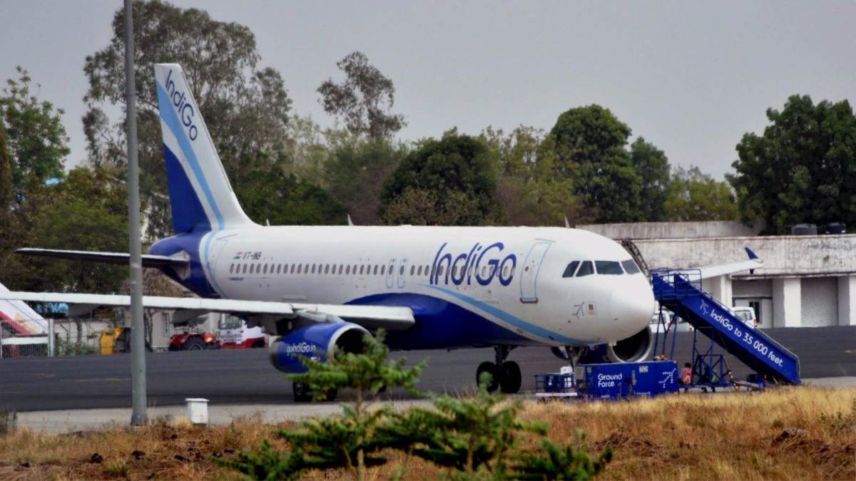 IndiGo फ्लाइट में यात्री ने खोला इमरजेंसी गेट का कवर, प्लेन में मचा ...