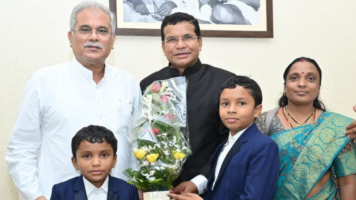 CG NEWS: शपथ ग्रहण के बाद सपरिवार सीएम हाउस पहुंचे मोहन मरकाम, CM भूपेश ...