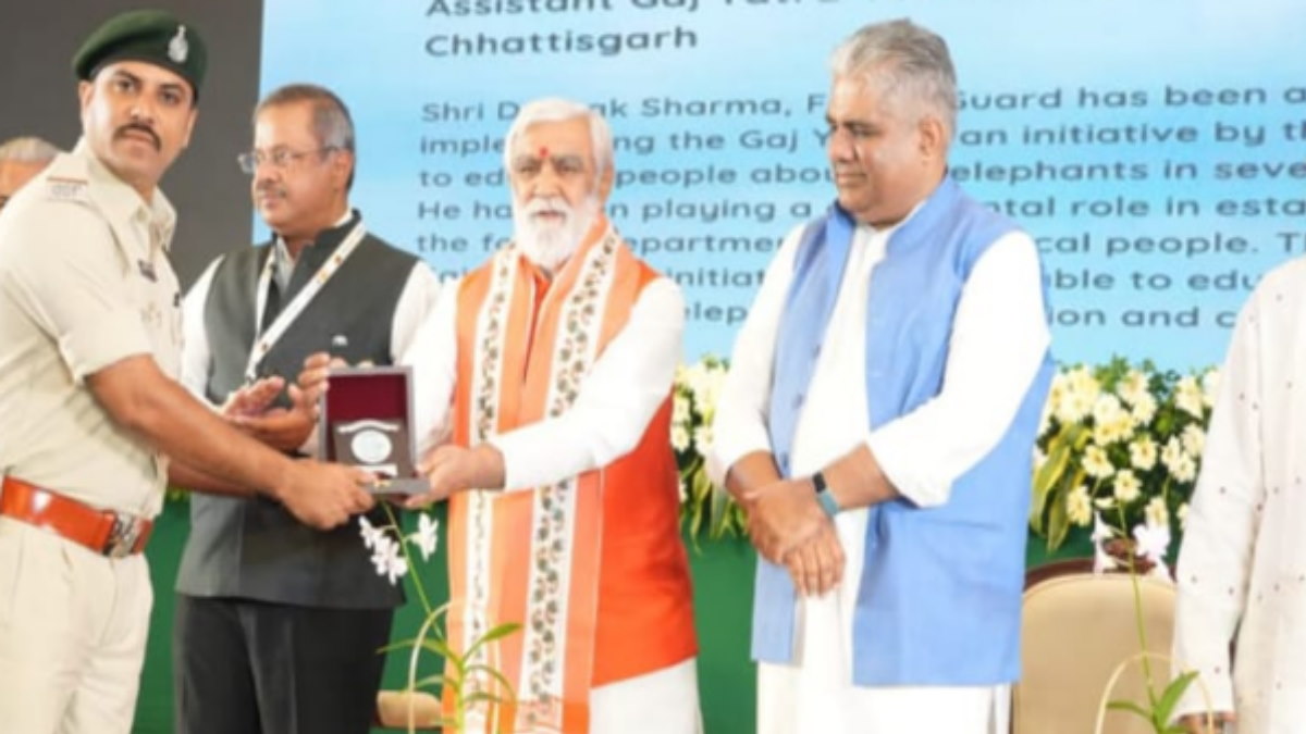 विश्व हाथी दिवस: गज गौरव पुरस्कार से सम्मानित हुए छत्तीसगढ़ के वनरक्षक ...