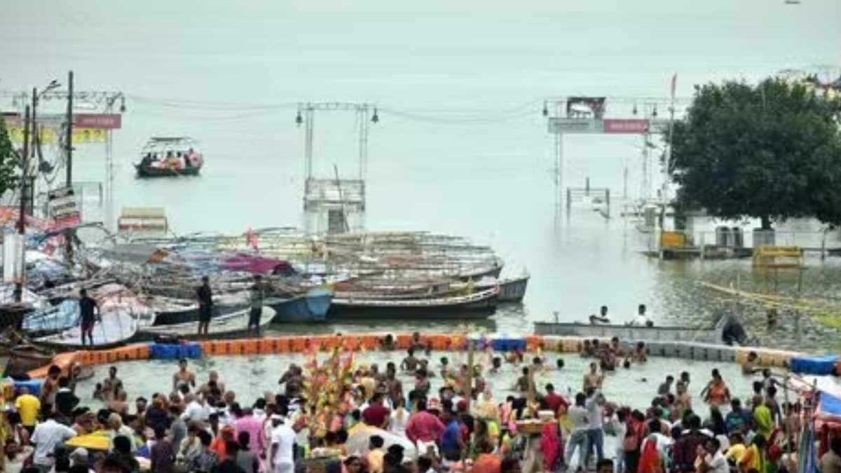Prayagraj: प्रयाग में ख़तरे के निशान से नीचे पहुंचा गंगा-यमुना का ...