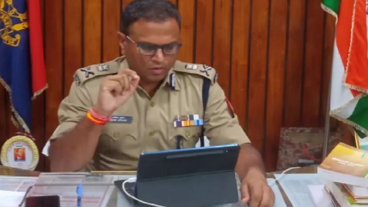 Deoria: एडीजी ने लापरवाह पुलिसकर्मियों को किया निलंबित, इस वजह से हुई ...