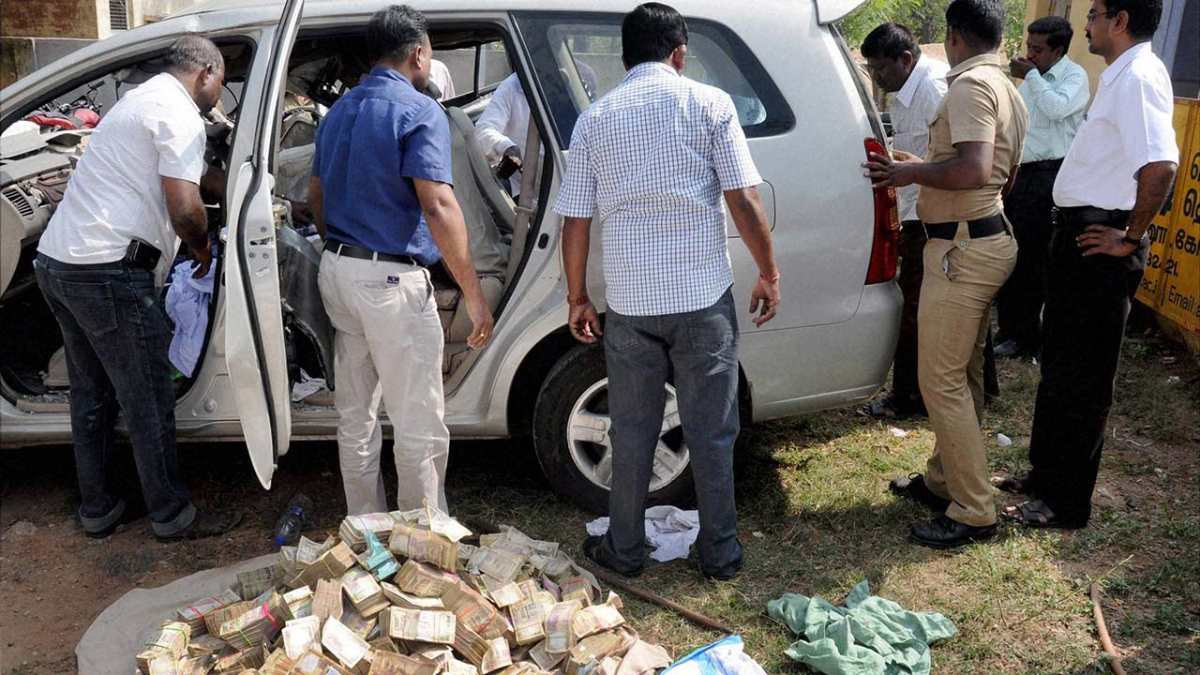 Income Tax Raid: हनी ज्वेलर्स की गोरखपुर,वाराणसी व पटना के प्रतिष्ठानों ...