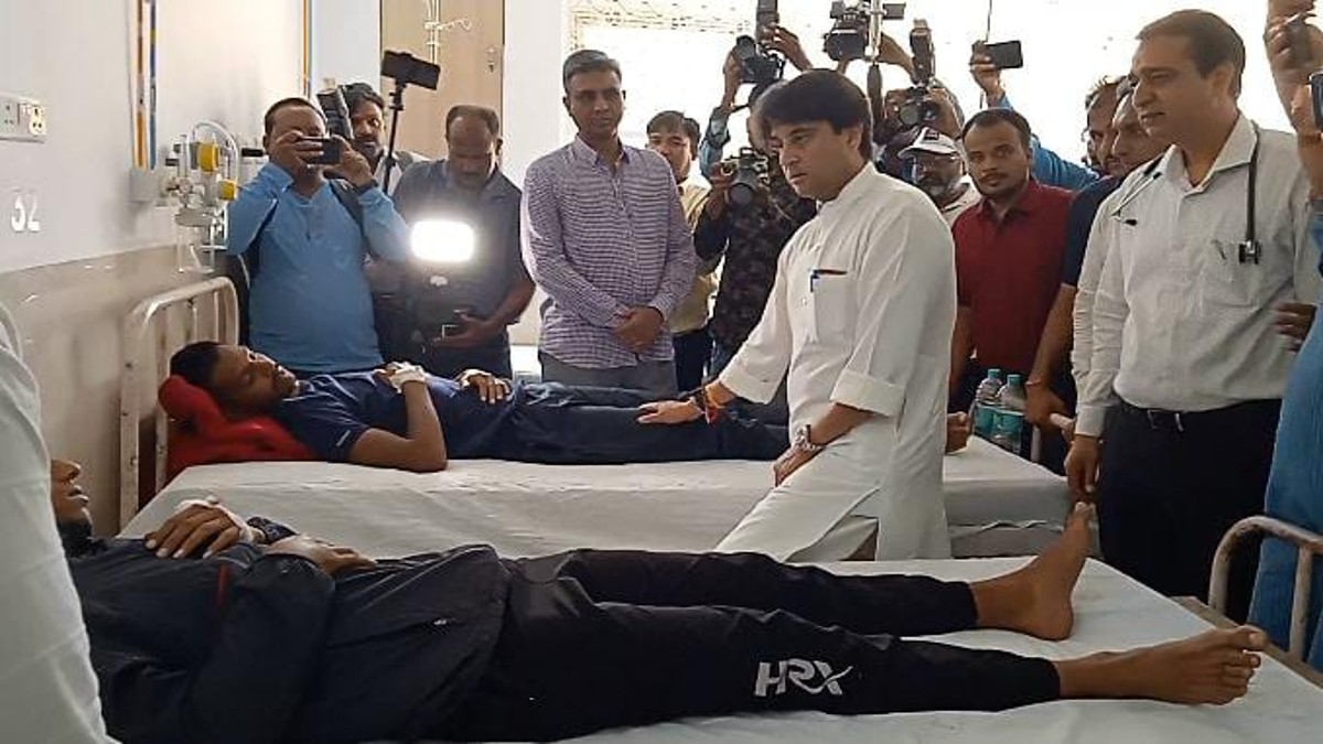 Gwalior News: फूड प्वाइजनिंग का शिकार हुए छात्र-छात्राओं से मिले ...