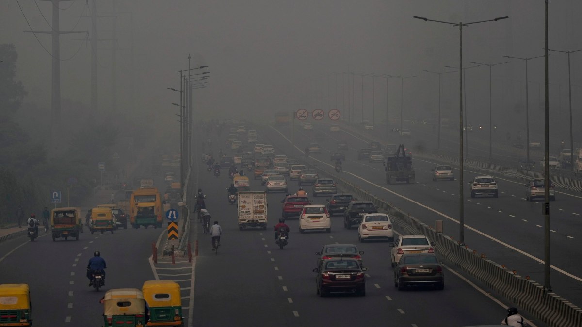 Delhi Pollution: दिल्ली में हवा का स्तर पहुंचा खतरनाक लेवल पर, लागू ...