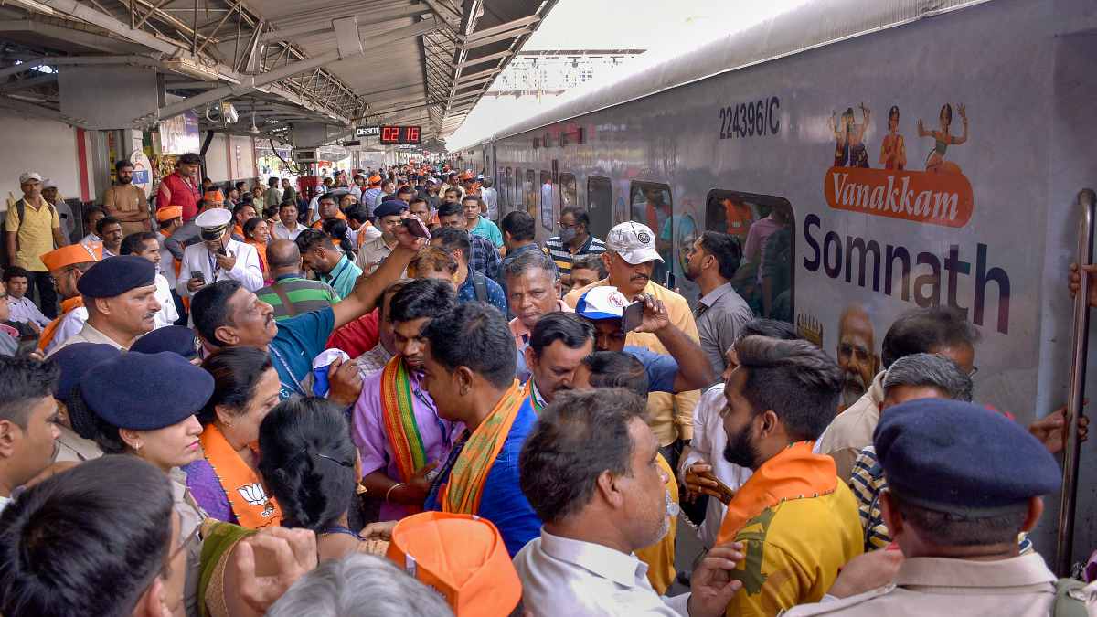 Gujarat: सूरत रेलवे स्टेशन पर ट्रेन पकड़ते वक्त मची भगदड़, एक की मौत ...