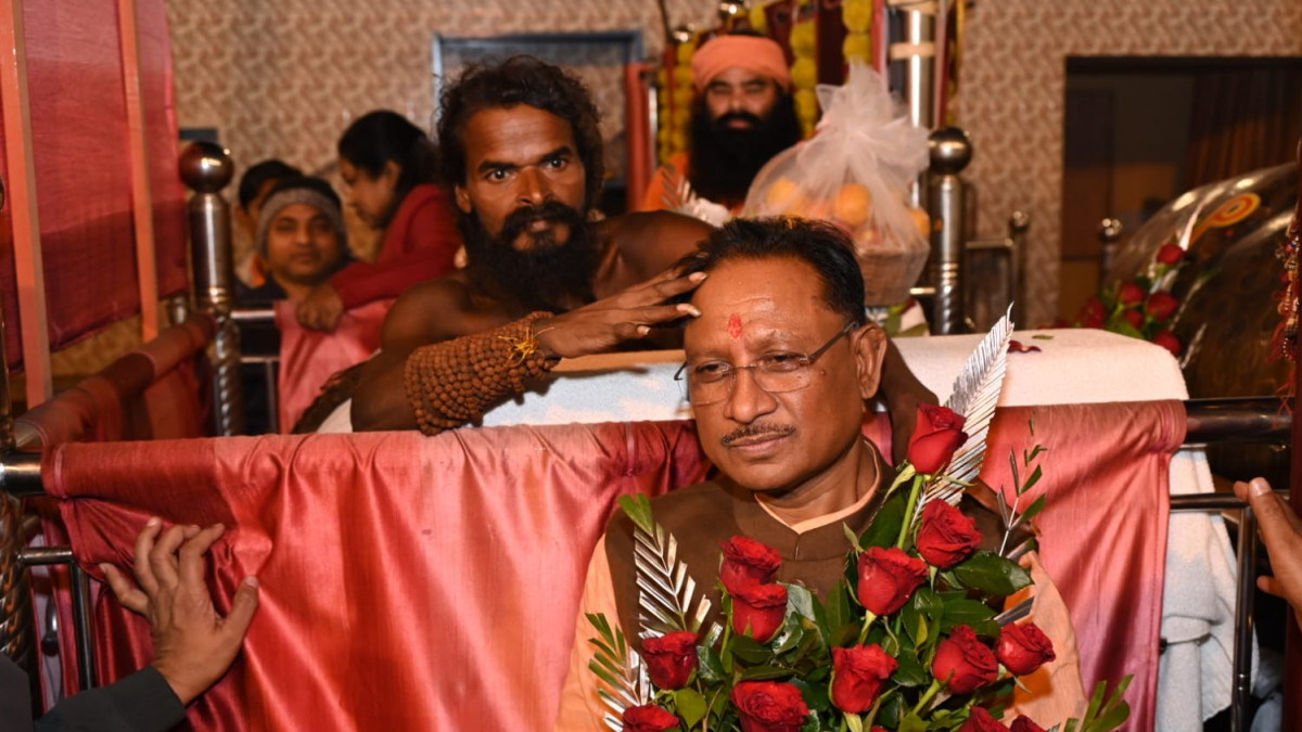 Chhattisgarh: आधी रात कोसमनारा पहुंचे CM विष्णुदेव साय, हठयोगी का लिया ...