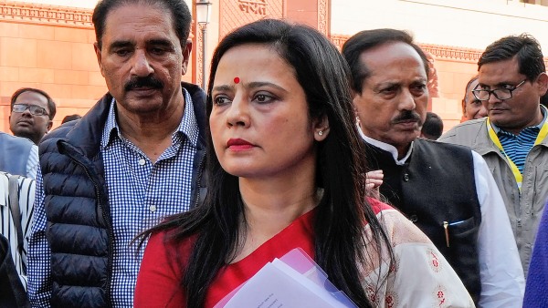 महुआ मोइत्रा की सांसदी रद्द होने के बाद जाएगा सरकारी घर, 30 दिन में ...