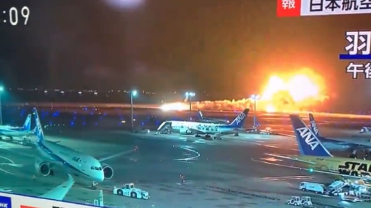 जापान की राजधानी में एयरपोर्ट पर दो विमानों की भीषण टक्कर, आग का गोला ...