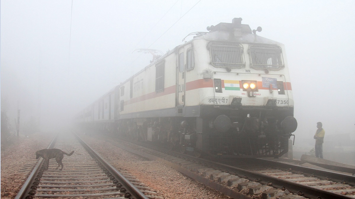 Train Late: कोहरे ने लगाई रेलवे की रफ्तार पर ब्रेक, दिल्ली आने वाली राजधानी समेत 24 ट्रेनें लेट ...