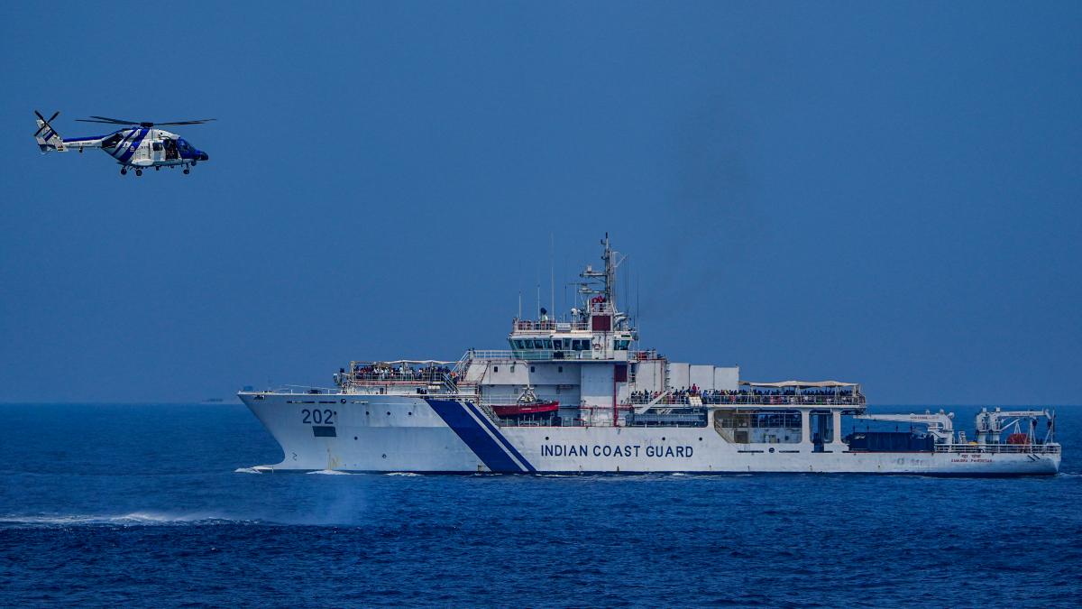 अदन की खाड़ी में लाइबेरियन शिप पर ड्रोन अटैक, भारतीय नौसेना ने फिर ...