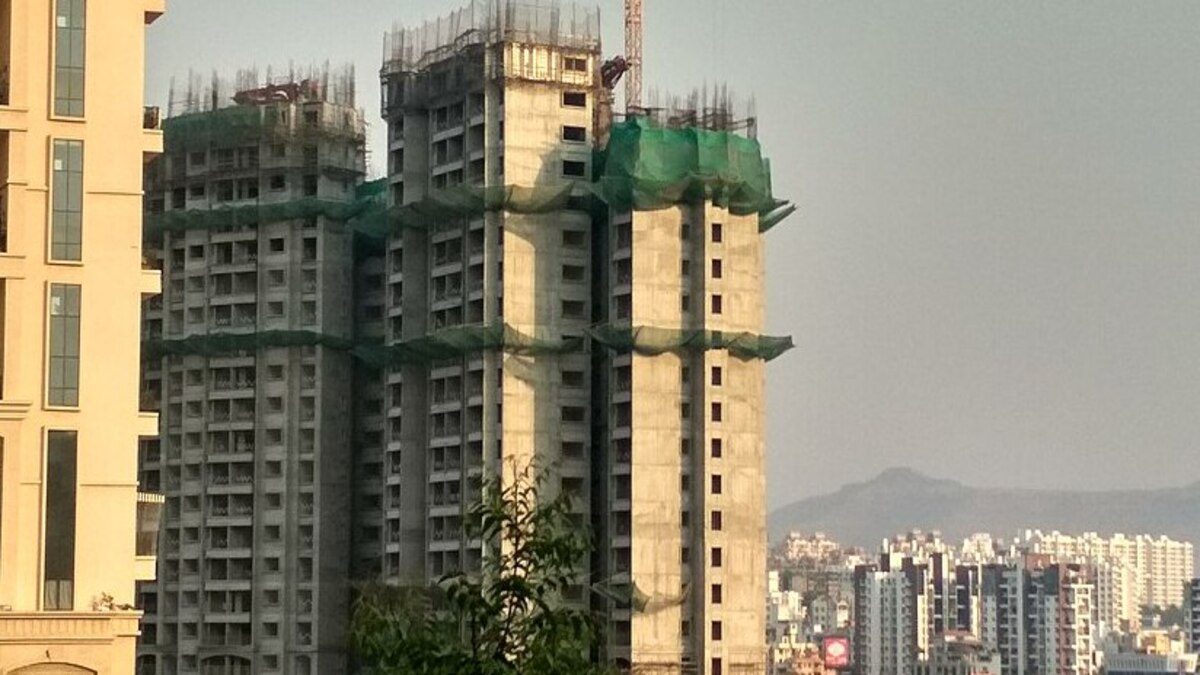 Vastu Tips: मल्टीस्टोरी बिल्डिंग में लेने जा रहे हैं फ्लैट तो भूलकर भी ...