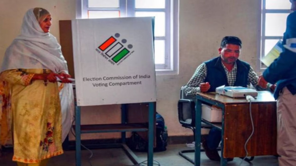 क्या मतदान केंद्र के अंदर ले जा सकते हैं मोबाइल फोन? किस चीज की है ...