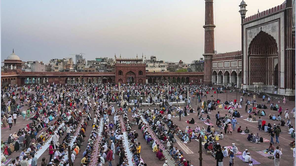 Eid 2024: देशभर में ईद-उल-फितर की धूम, दिल्ली की जामा मस्जिद से मुंबई की हाजी अली तक उमड़ी ...