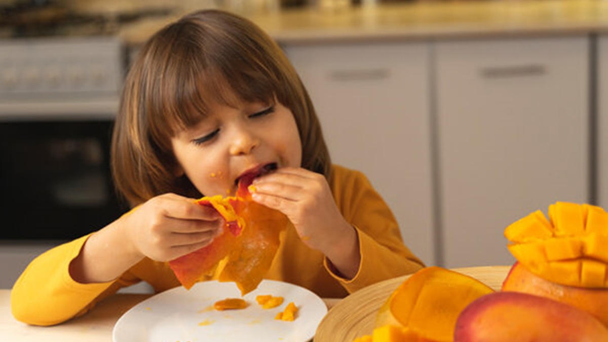 कैसे खाएं आम, क्या है इसका सही तरीका? नुकसान से बचने के लिए कर लें ये ...